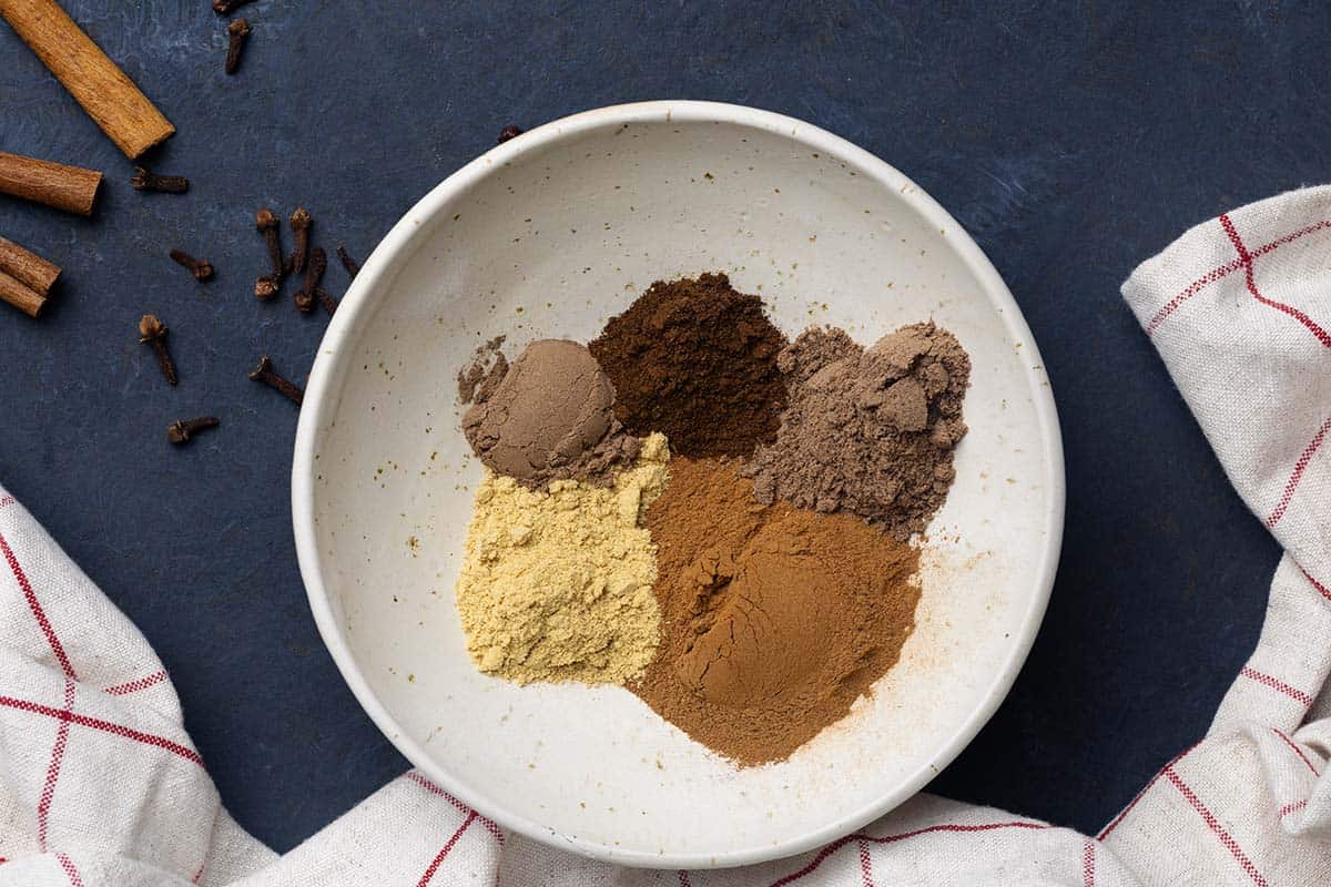 Homemade Christmas Spice Mix - Caroha